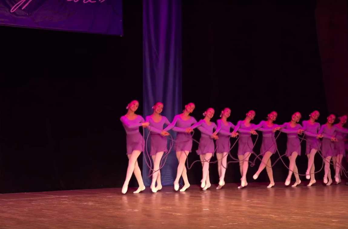 12 Young Russian Girls Mesmerize With Intricate Jump Rope Dance