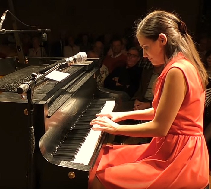 Woman’s “Boogie Woogie” On Piano Is Phenomenal