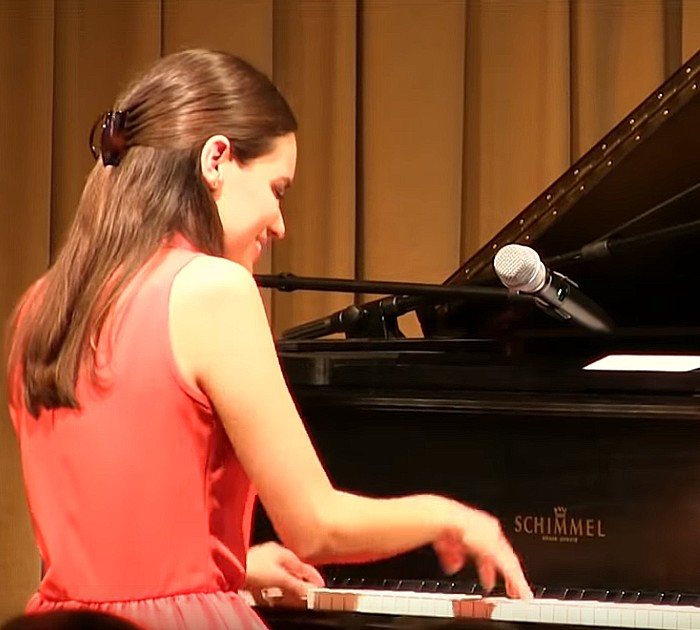 Woman’s “Boogie Woogie” On Piano Is Phenomenal