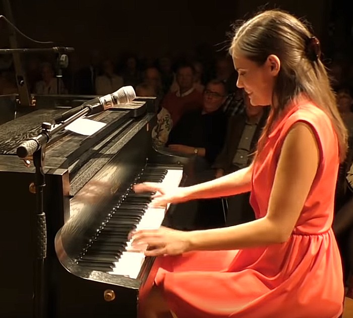 Woman’s “Boogie Woogie” On Piano Is Phenomenal