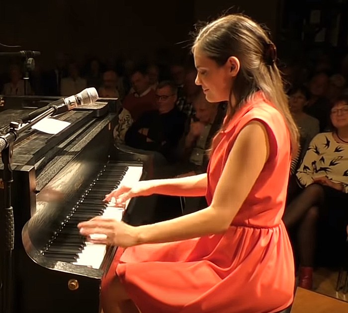 Woman’s “Boogie Woogie” On Piano Is Phenomenal