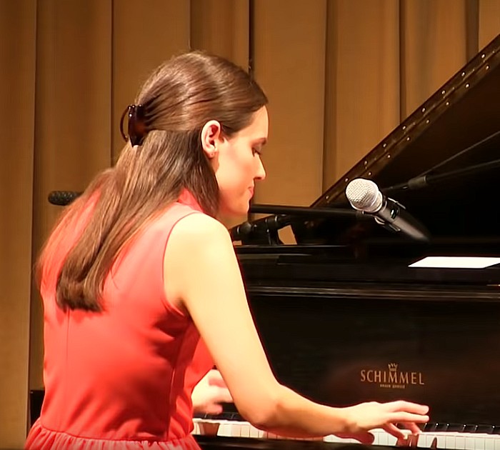 Woman’s “Boogie Woogie” On Piano Is Phenomenal