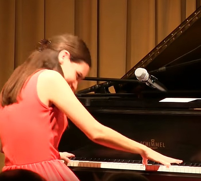 Woman’s “Boogie Woogie” On Piano Is Phenomenal