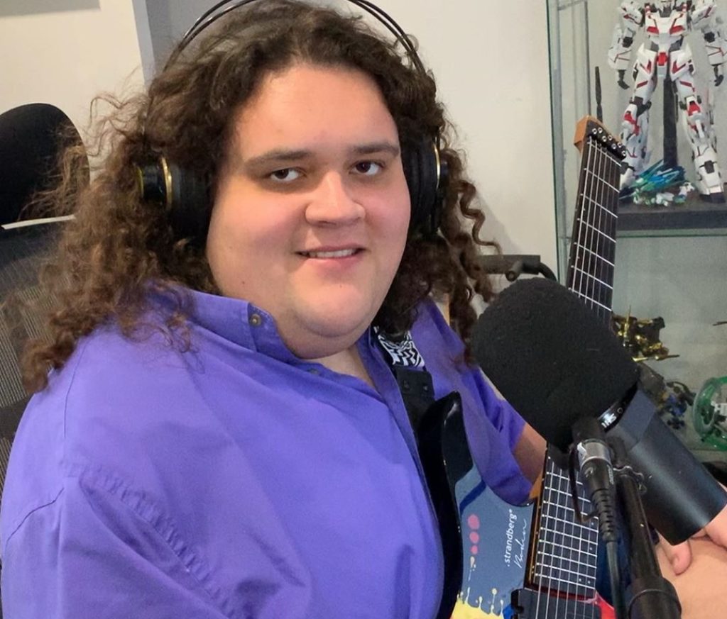 Man’s Sings Outstanding Version Of “Can You Feel The Love Tonight”