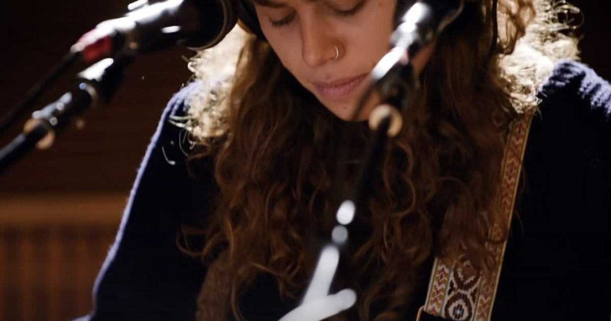 Singer Tash Sultana plays amazing original song “Jungle” with looping ...