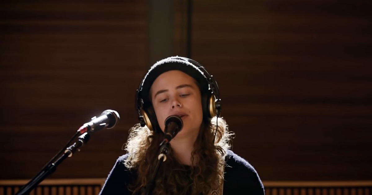 Singer Tash Sultana plays amazing original song “Jungle” with looping ...