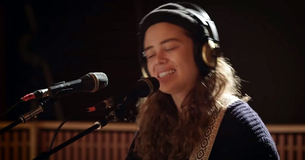 Singer Tash Sultana plays amazing original song “Jungle” with looping ...