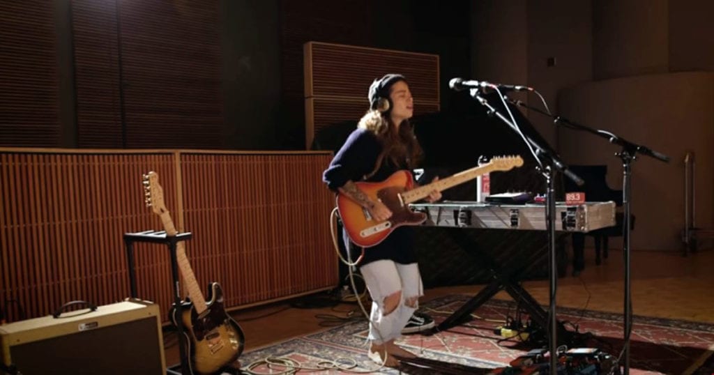 Singer Tash Sultana plays amazing original song “Jungle” with looping ...