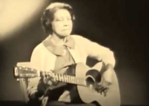 Blues artist Elizabeth “Libba” Cotten plays beautiful original song in ...