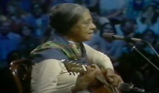 Blues artist Elizabeth “Libba” Cotten plays beautiful original song in ...