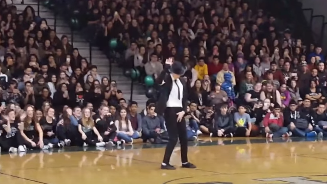 High school dancer returns to stun crowd with his MJ dance moves