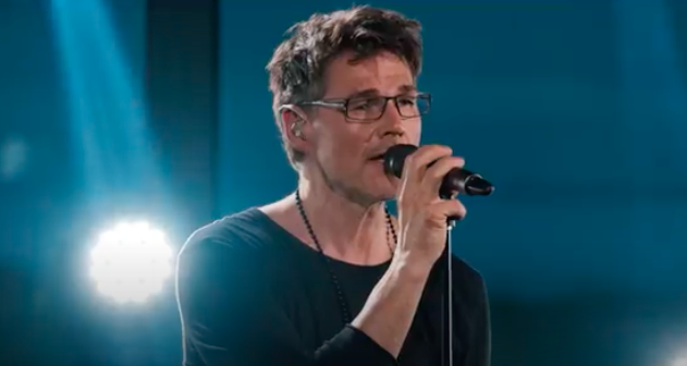 A-ha plays stunning acoustic version of their ’80s hit “Take On Me” and ...