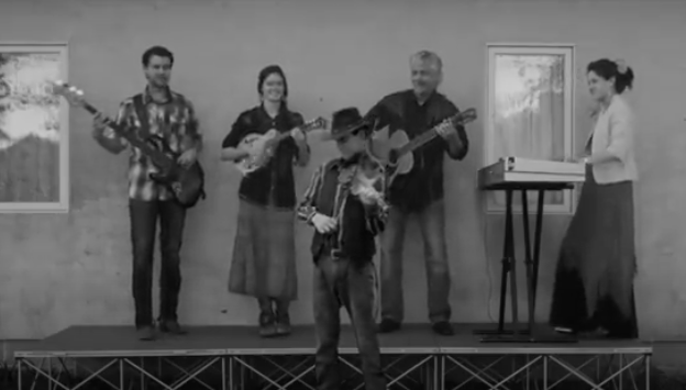 14-year-old fiddler stuns the internet with incredible fiddling skills ...