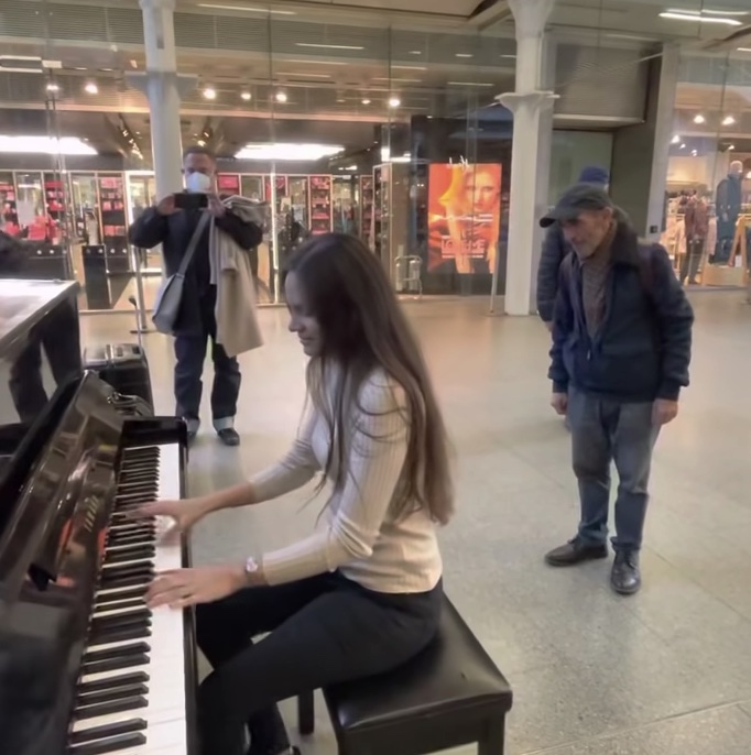 Ladyva proves she’s got Boogie Woogie in her blood with impromptu ...